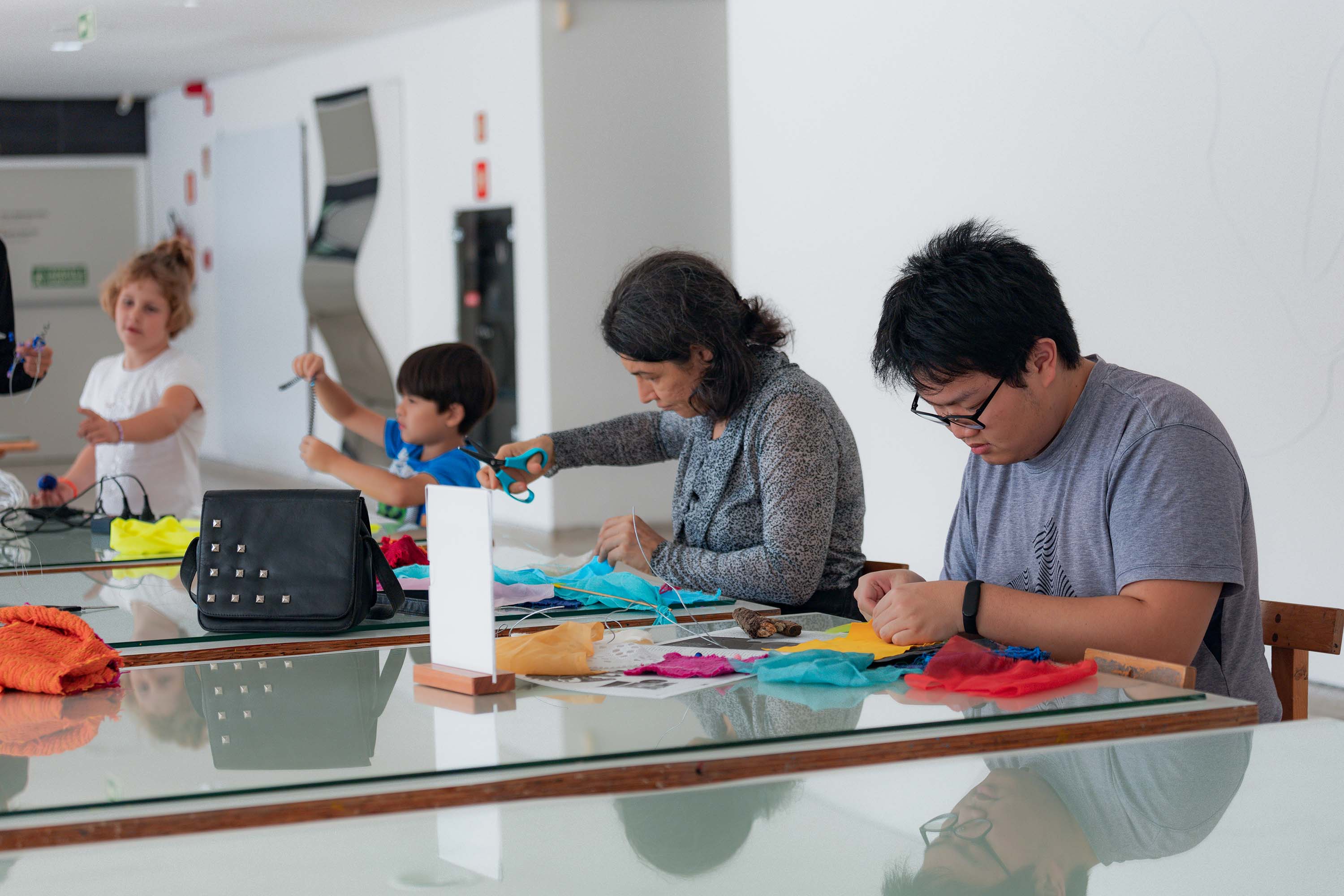 MON promove oficina de pintura com o artista Ronald Simon | Secretaria ...