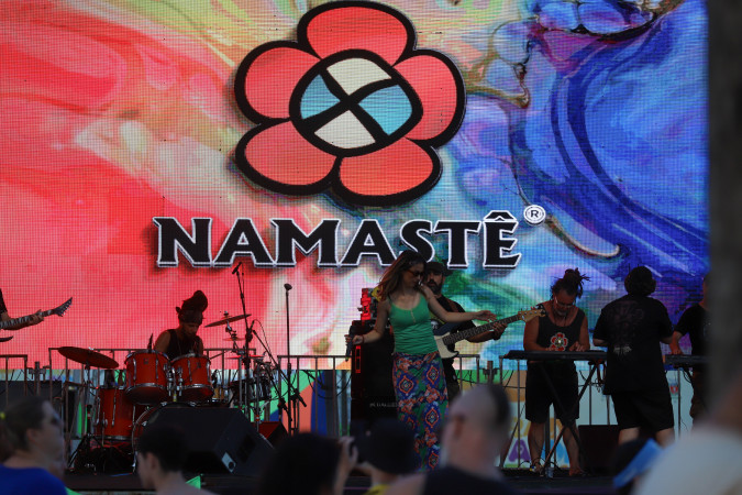 Praia, reggae e pôr do sol: Namastê encanta público no palco Sunset do ...